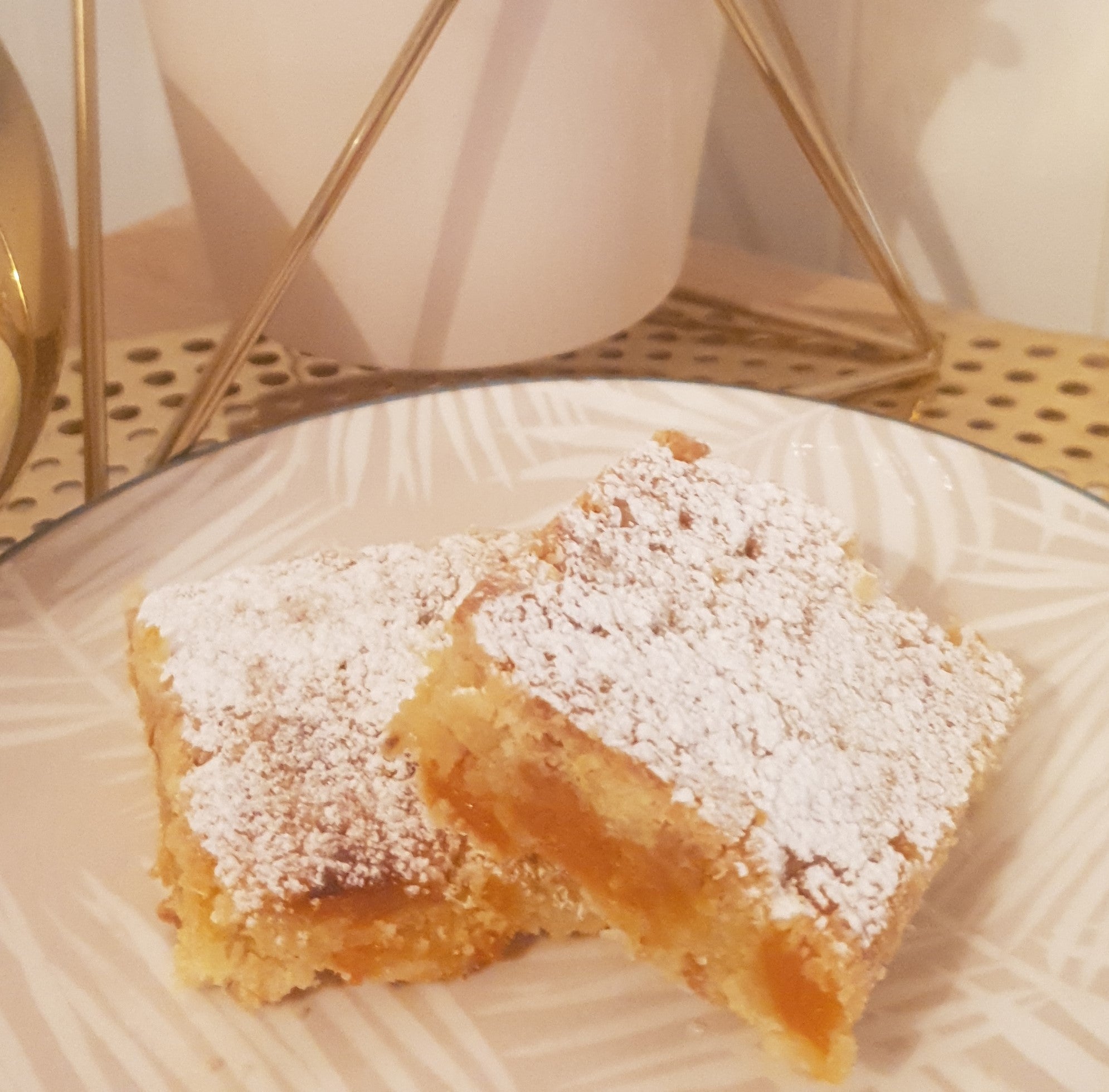 Manuka Honey & Apricot Slice – Natures Gold